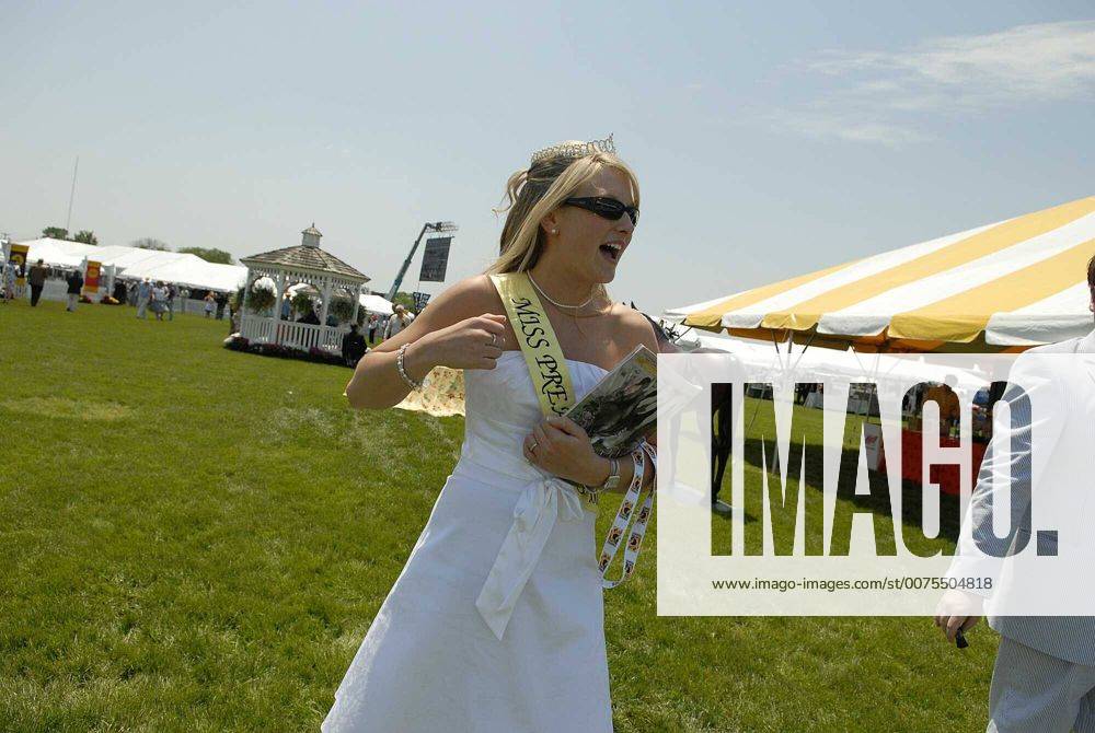 Miss Preakness 2008 Maggie Wolfendale greets people during the running ...