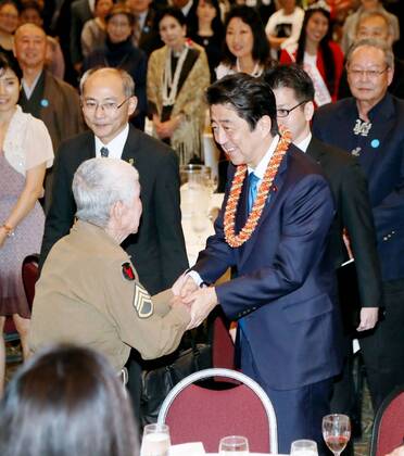 Abe meets with Hawaii s Japanese-American community Japanese Prime ...