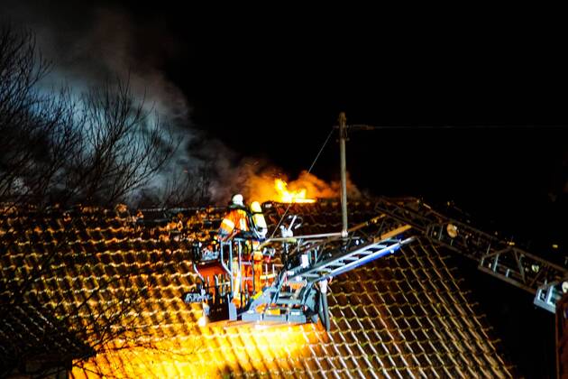 Flammen schlagen aus Dachstuhl von Einfamilienhaus - Großeinsatz für die Feuerwehr Am Samstagabend