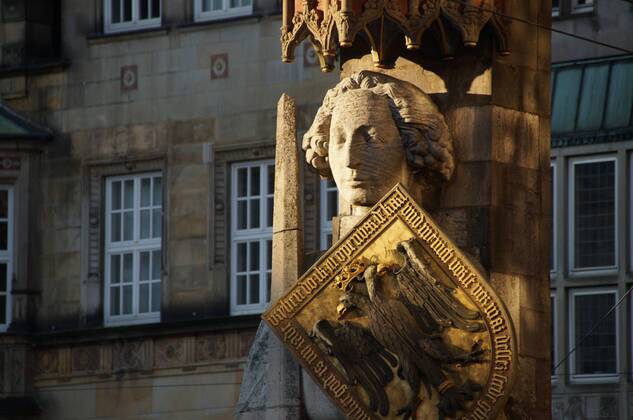Der Bremer Roland von 1404. Der Schild mit dem doppelköpfigen Adler ...