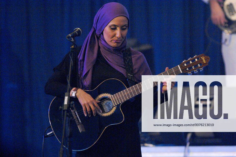 Dec 24, 2007 - Tehran , Iran - Singer and musician SHARAREH FARNEJAD of ...