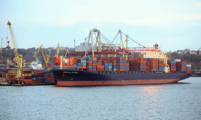 Odessa, UKR, UKRAINE - Ein Containerschiff wird im Hafen beladen. (Boot ...