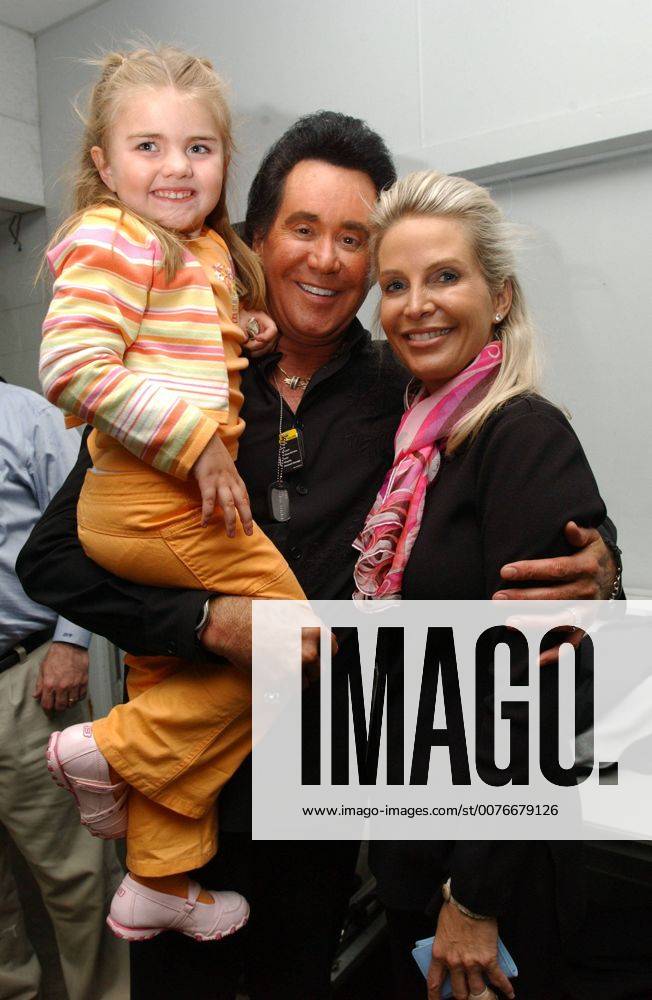 Mar 31, 2006; Fayetteville, NC, USA; Singer WAYNE NEWTON with wife ...