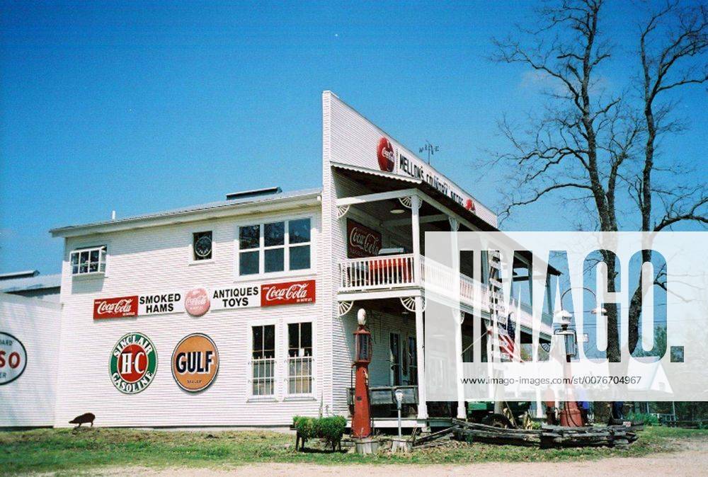 April 23, 2006 - U.S. - This general store in Mountain View, Arkansas ...