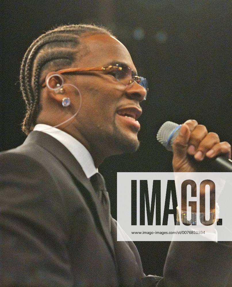 Dec 03, 2005; Las Vegas, NV, USA; Singer R KELLY sings the national ...