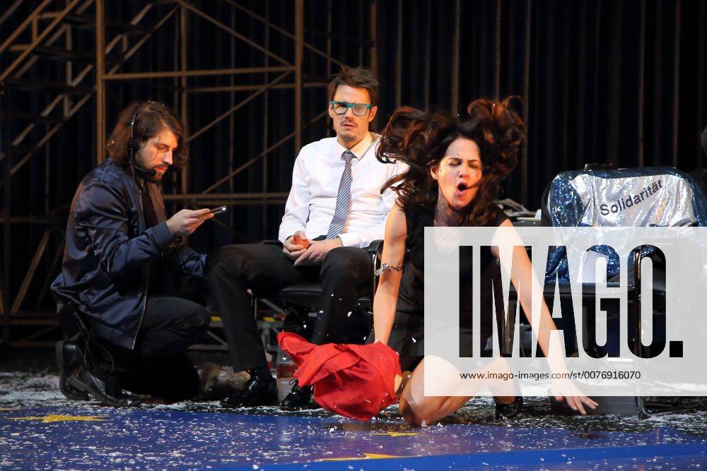 Ein Statist, Tilman Strauß und Stephanie Eidt, vlnr, bei der Fotoprobe ...