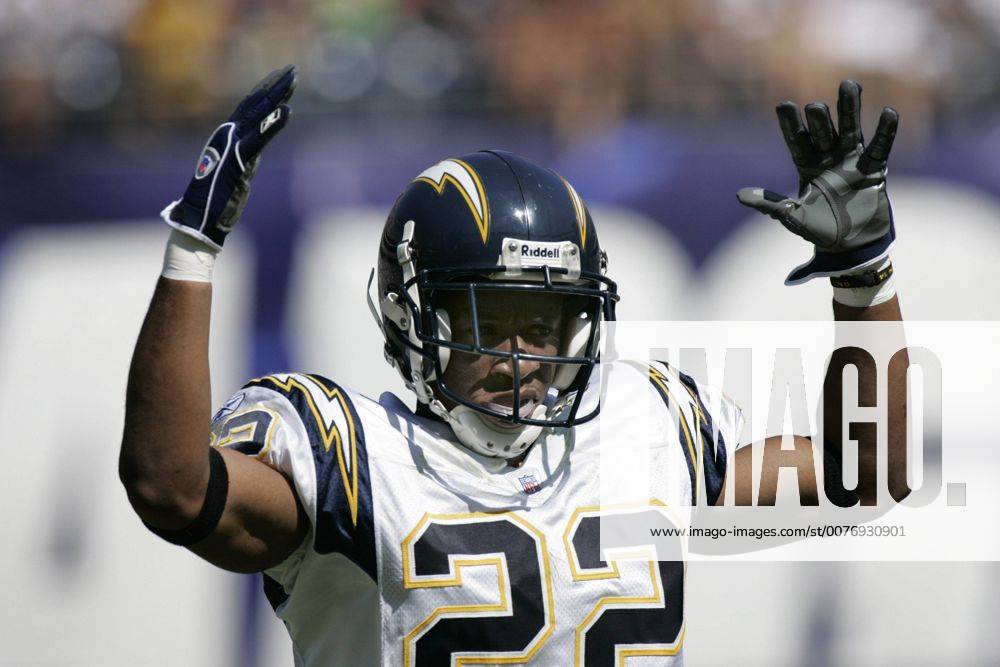 Cchargers238489 x005 .................... Chargers 22 Sammy Davis gets the crowd worked up in the