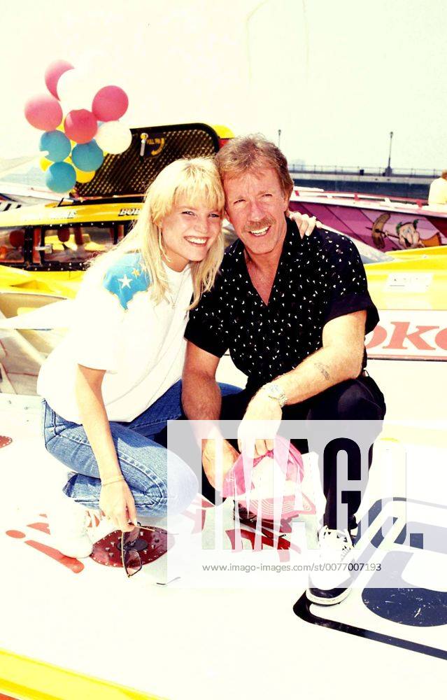 L0331.SPEED BOAT RACING..CHUCK NORRIS AND MONICA HALL. MICHAEL FERGUSON ...