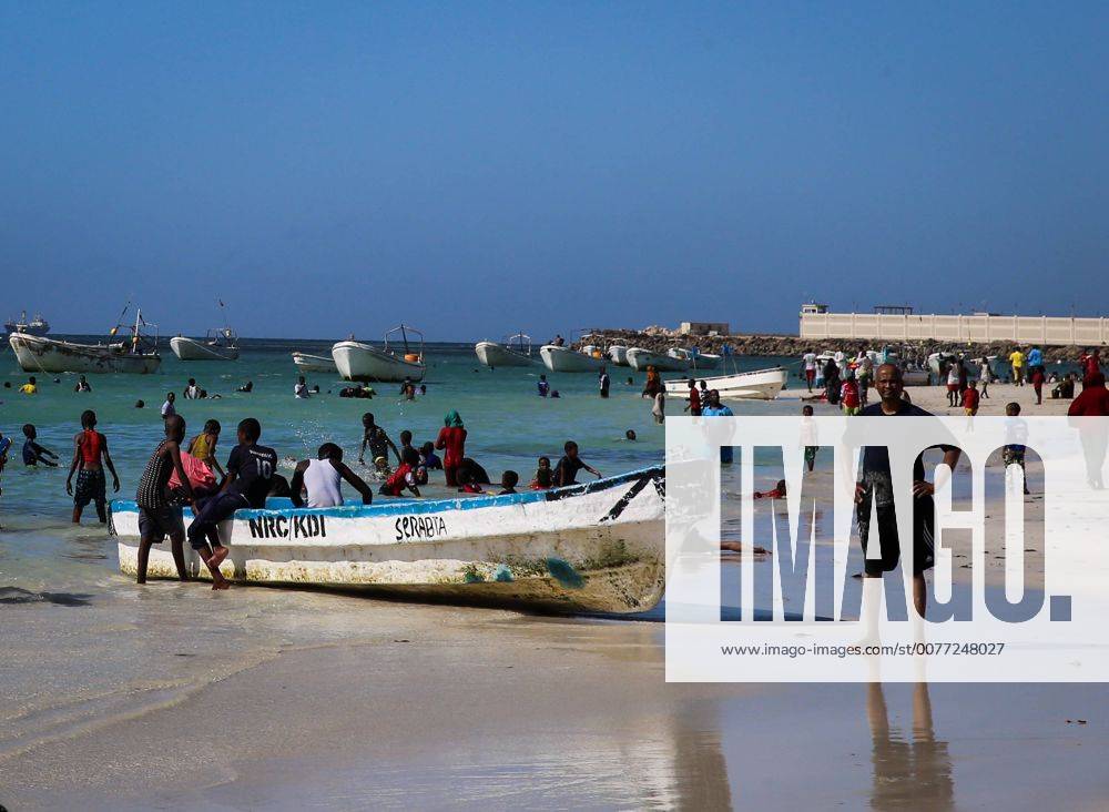 MOGADISHU, Feb. 10, 2017 -- People amuse themselves at seaside in ...