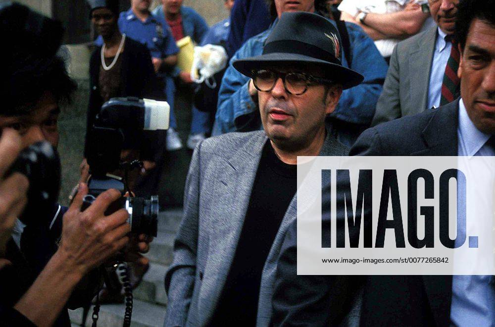 JACK GORDON TAKES COVER AFTER ARRIVING AT MANHATTAN COURTHOUSE 4-21 ...