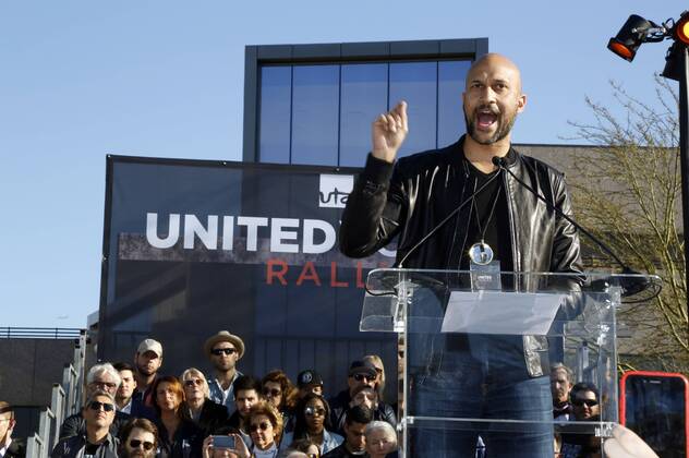 Keegan-Michael Key bei einer United Voices Kundgebung auf der UTA Plaza ...