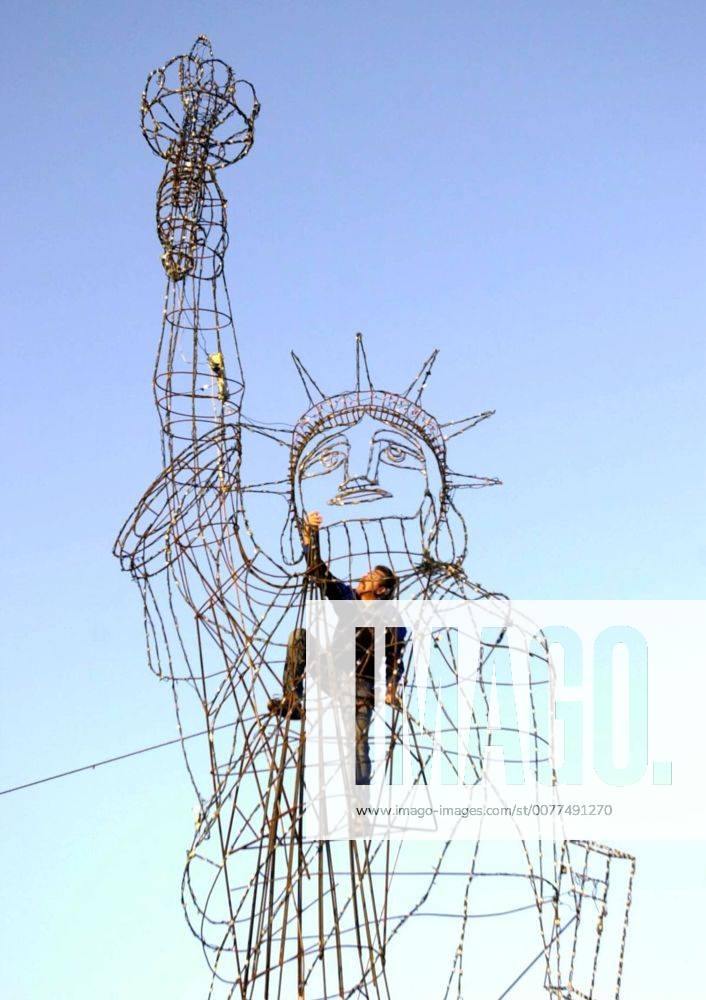 Larry Hamilton built his rebar Lady Liberty with Christmas lights in ...