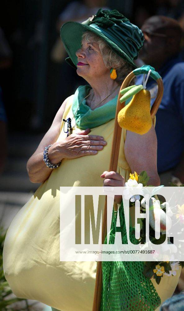 Sarah Simpson of Hood, CA. puts her hand to her heart during the ...