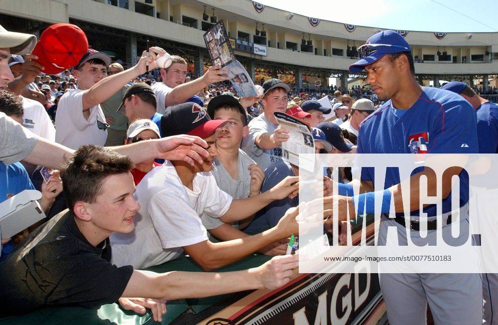 LEDE--Texas Rangers outfielder Juan Gonzales signs autographs for fans ...