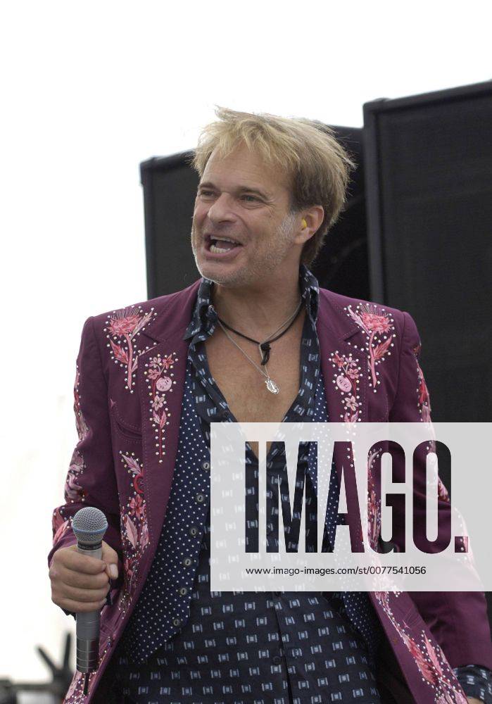 Jul 29, 2006; San Jose, CA, USA; Diamond Dave DAVID LEE ROTH performing ...