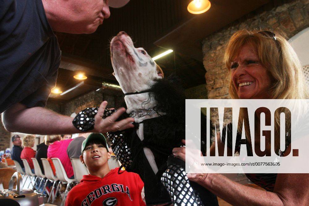 Oct. 25, 2009 - Augusta, Georgia, U.S. - Jann Perkins holds B.G ...