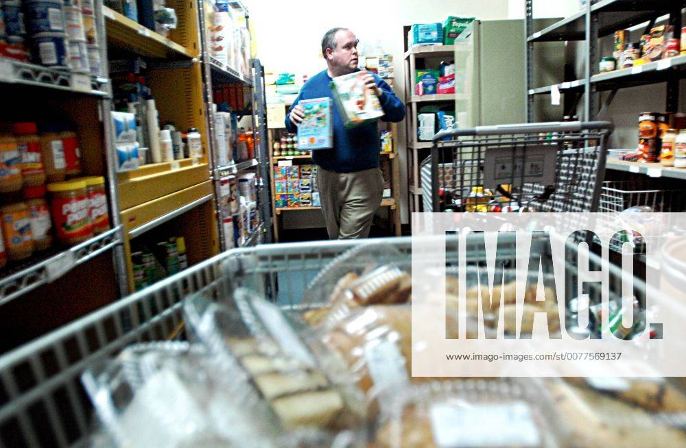Jan. 13, 2010 - North Augusta, Georgia, U.S. - Jim Fishburn stocks the ...