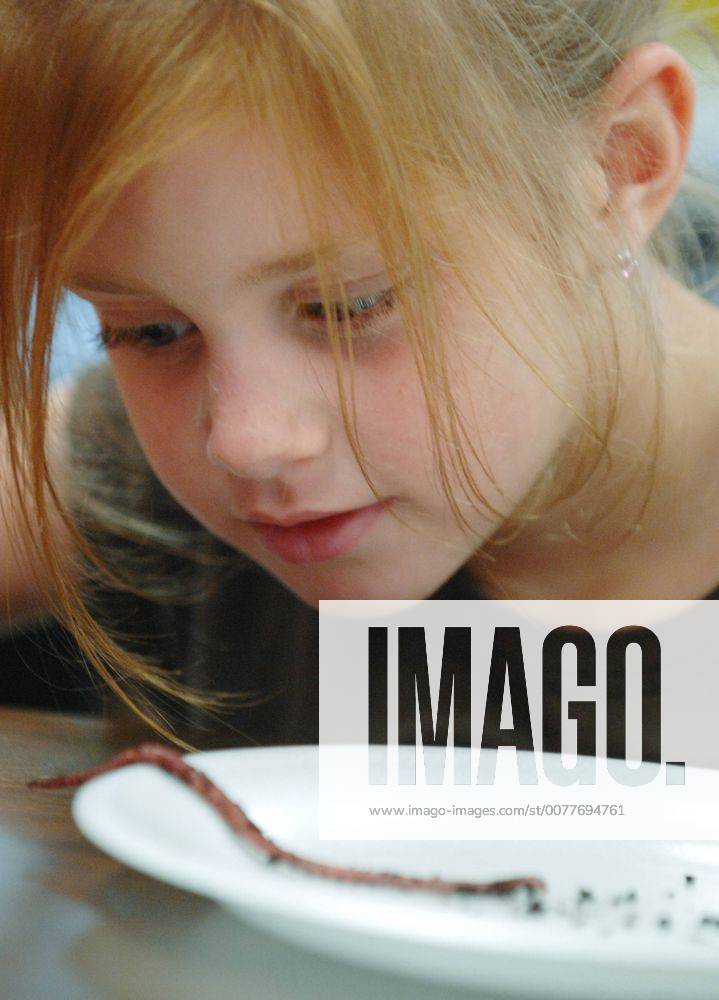 Jul. 11, 2007 - Aiken, Georgia, U.S. - Bailey Napier, 6, checks out an ...