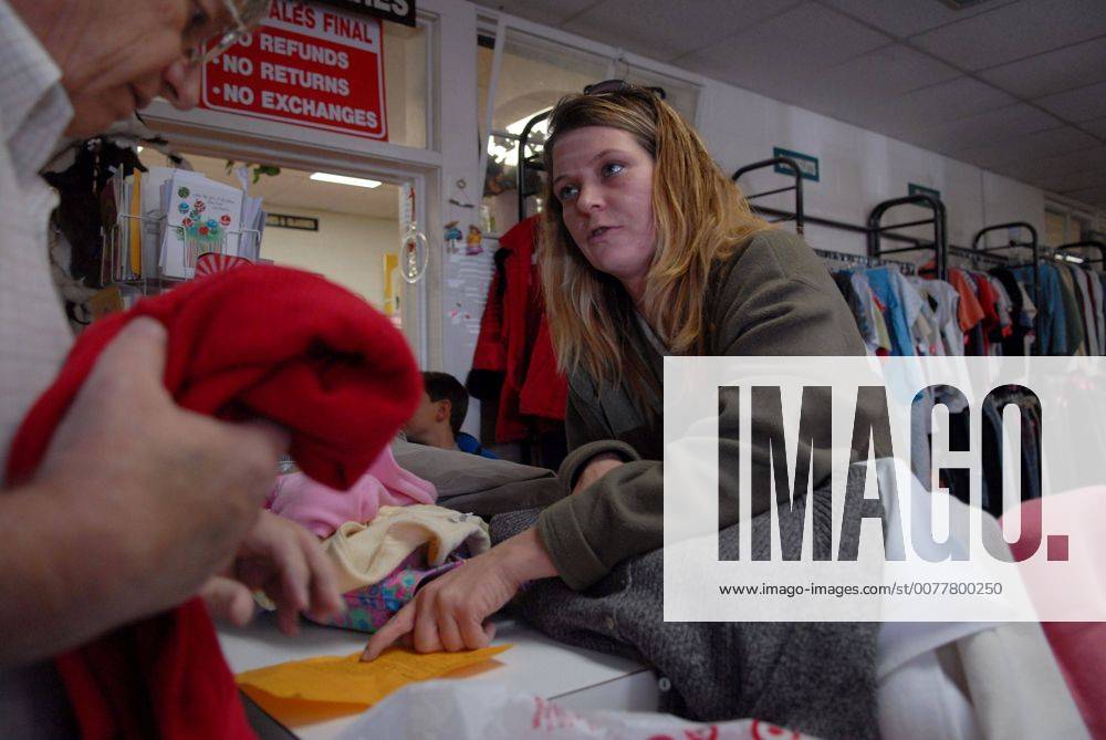 Nov. 20, 2006 - U.S. - Volunteer Peter Bohling helps Kyra Wharton at ...