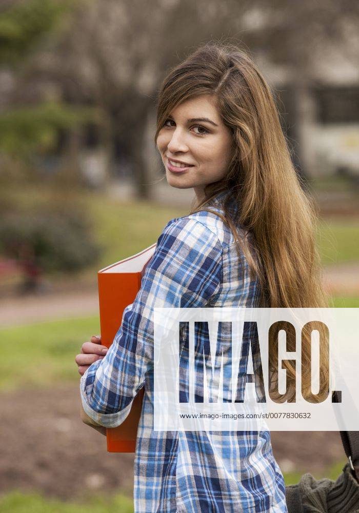 Schuelerin mit Ordner im