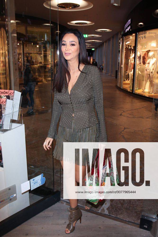 Verona Pooth, Ostershopping in der DEPOT Filiale Muenchen Hofstatt mit ...