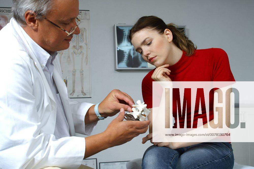 Ein Arzt erklaert der jungen Patientin die Problematik anhand eines ...