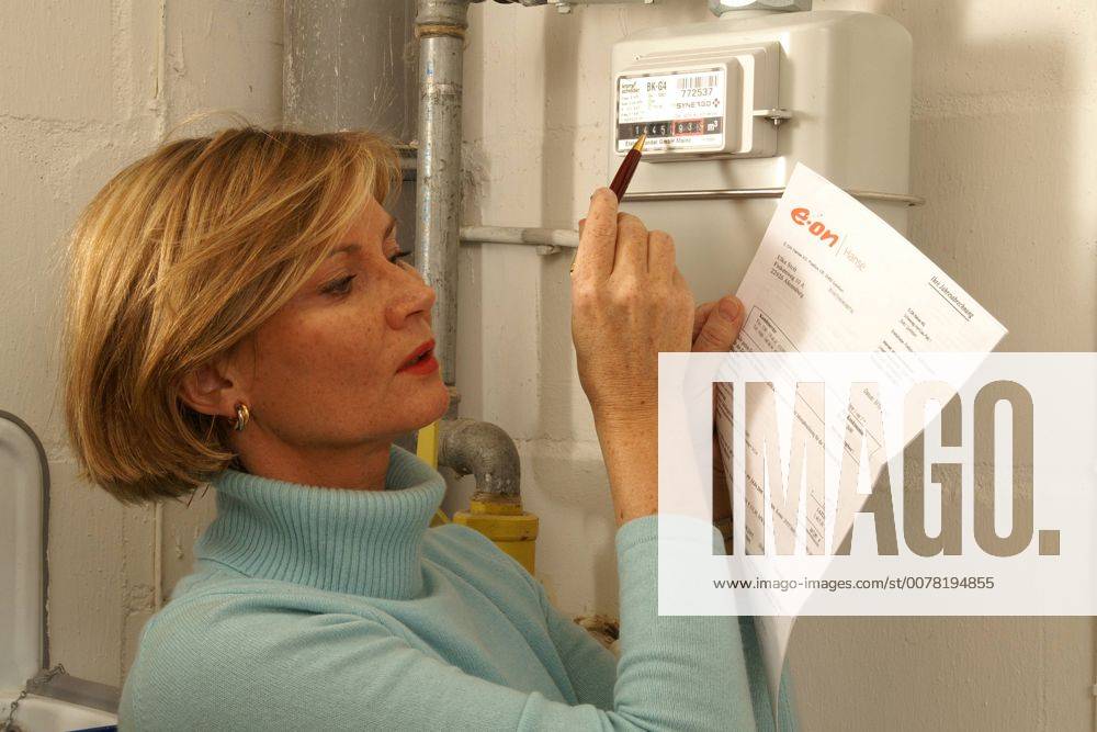 Frau liest den Gaszaehler im Keller ab, Model-Release