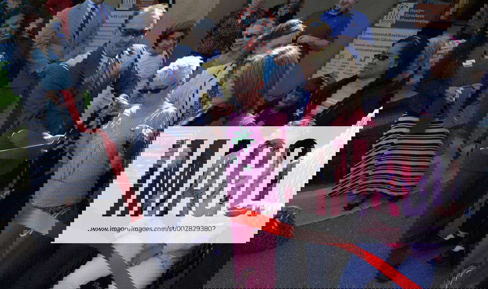 April 27, 2017 - U.S. - RIO-WEST -- Rio Rancho Mayor Gregg Hull, left ...