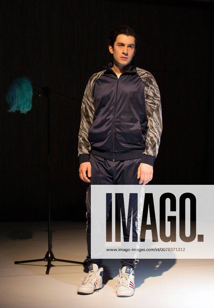 132 David Brizzi, NASSER 7LEBEN im GRIPS Theater auf der Podewil Bühne ...