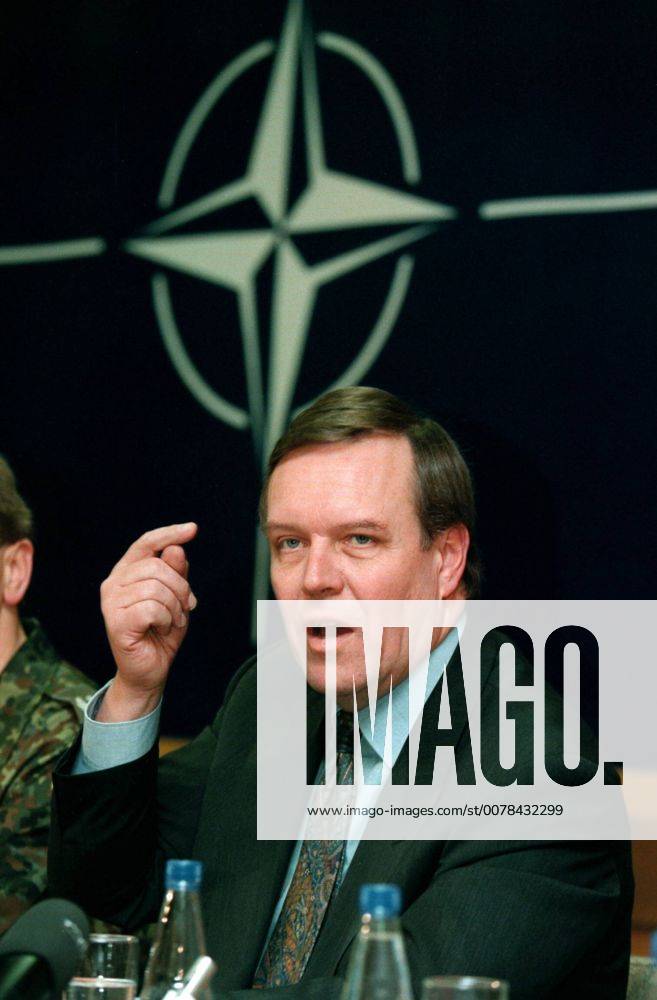 Portrait von Volker Ruehe, Verteidigungsminister (CDU), in einer ...