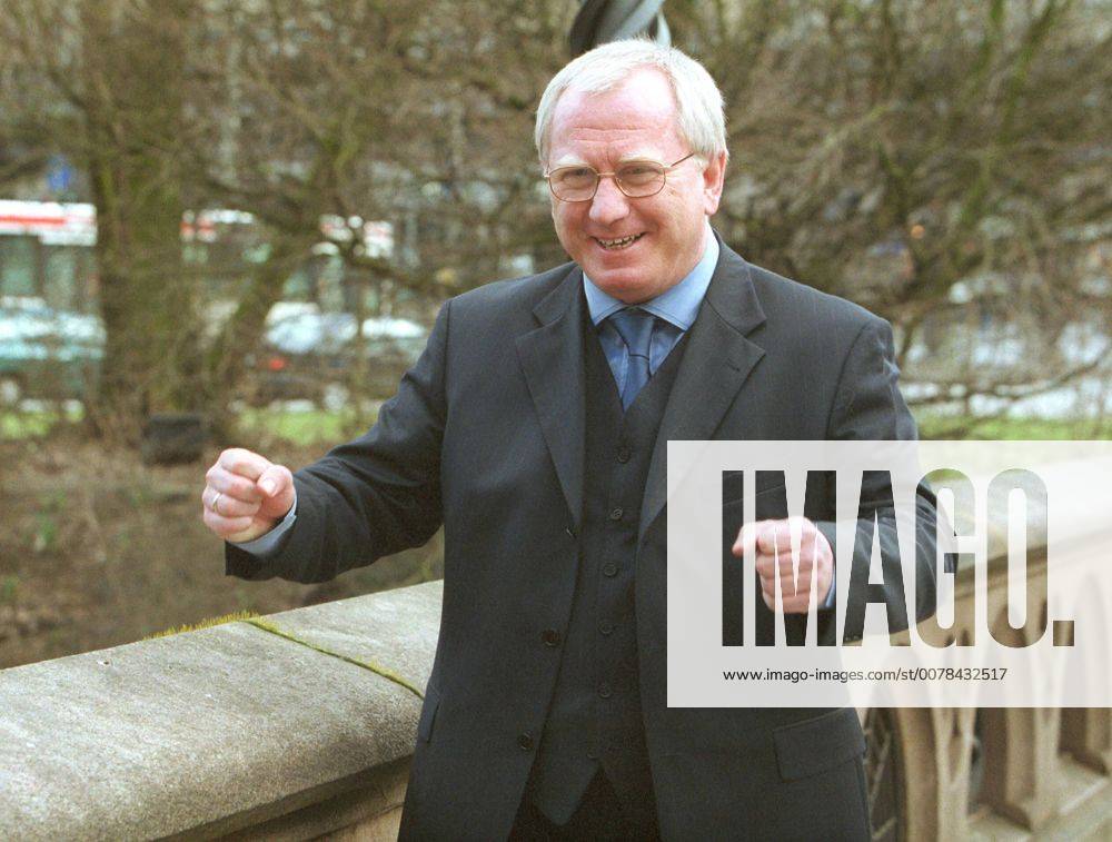 Gerhard Schmid, l, Vorstandsvorsitzender Mobilcom AG, Hamburg, 13.02. ...