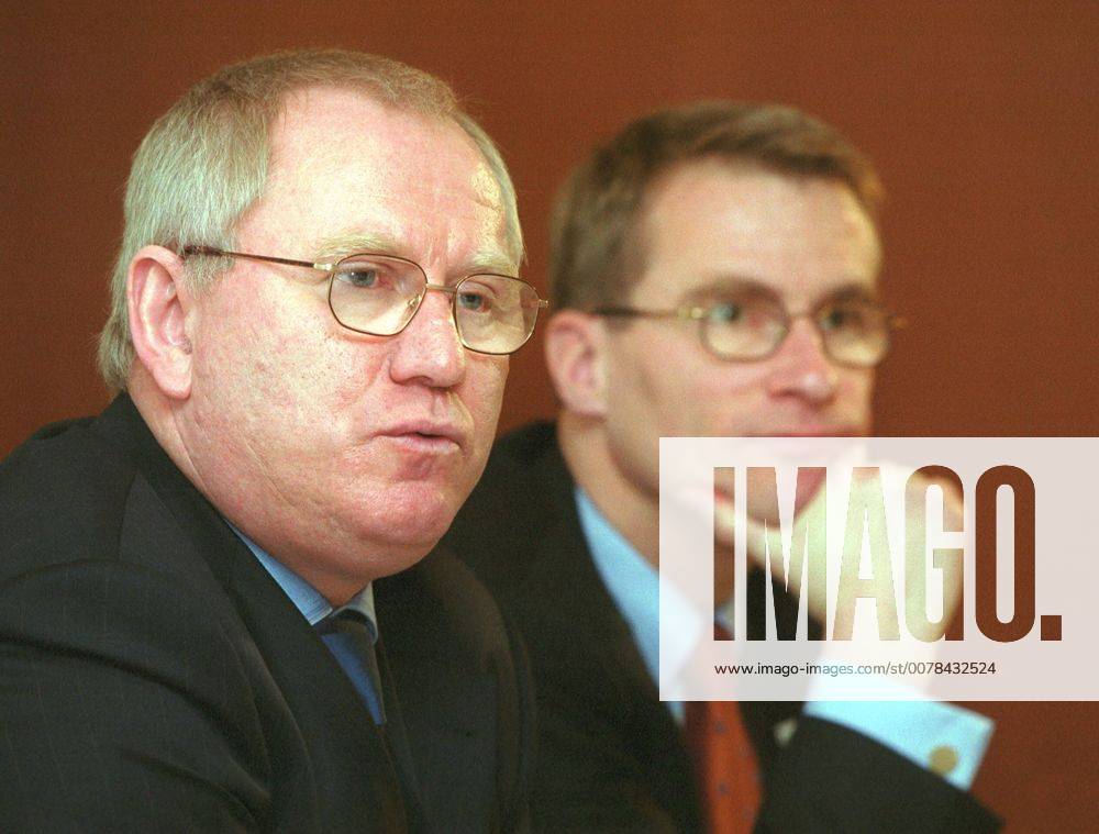 Gerhard Schmid, l, Vorstandsvorsitzender Mobilcom AG, und Thorsten ...