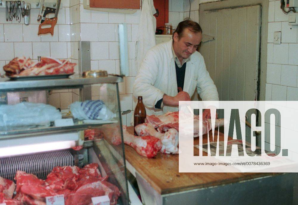 Metzgerei in Belgrad, Fleischer schneidet Fleisch, die Versorgung der ...