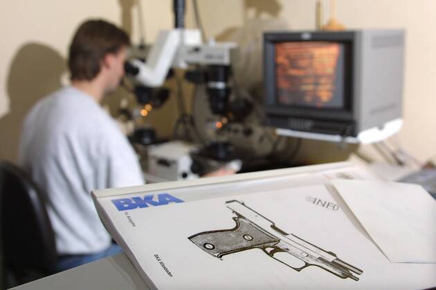 Bundeskriminalamt in Wiesbaden, BKA . Geschossverleich unter dem ...