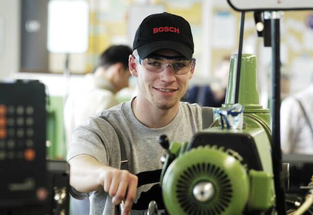 Auszubildender in den Werstaetten der Firma Bosch in Stuttgart, 29.04. ...