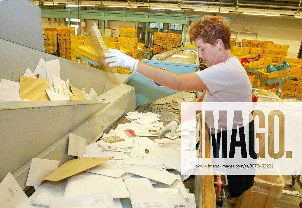 Briefverteilzentrum der Deutschen Post AG . Hier eine Mitarbeiterin ...