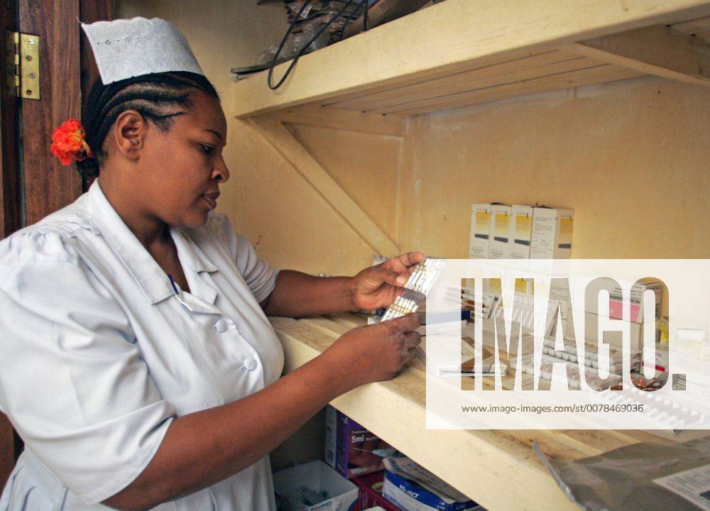 Krankenschwester mit dem Medikamentenvorrat ihrer Station im Bombo ...