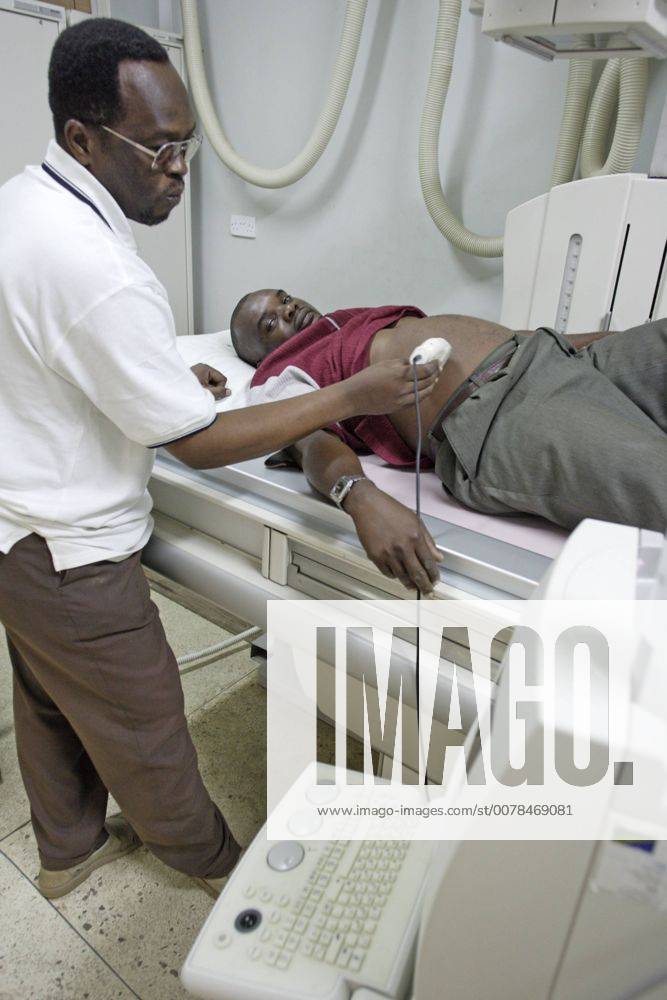 Ein Arzt und Patient beim Ultraschall im Bombo Hospital ...