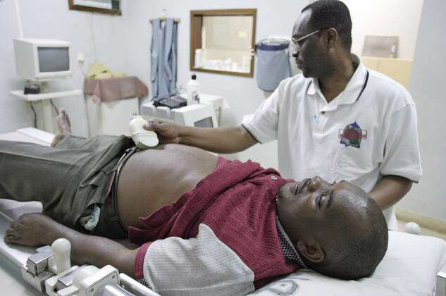 Ein Arzt und Patient beim Ultraschall im Bombo Hospital ...