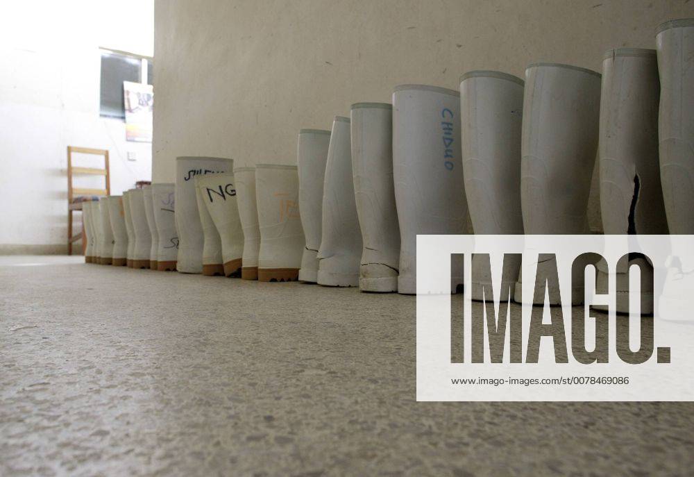 Gummistiefel am Eingang zum Operationsbereich im Bombo Hospital ...