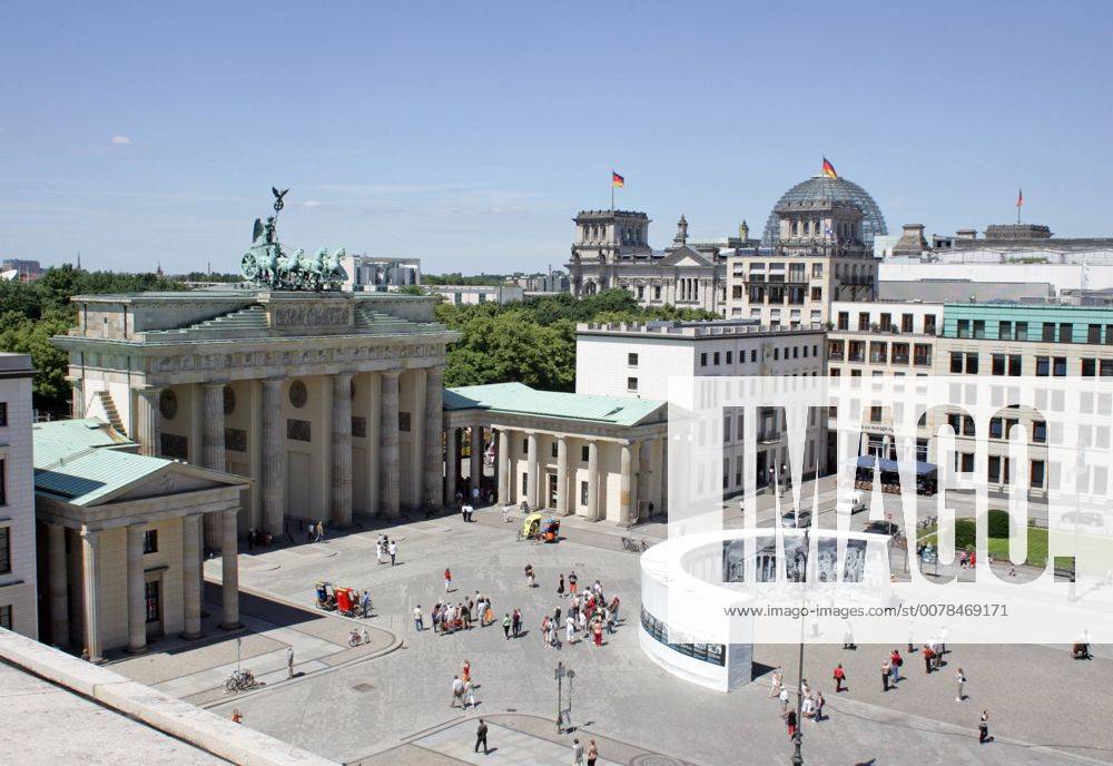 Das Brandenburger Tor vom Dach der DZ BANK AG am Pariser Platz . Im ...