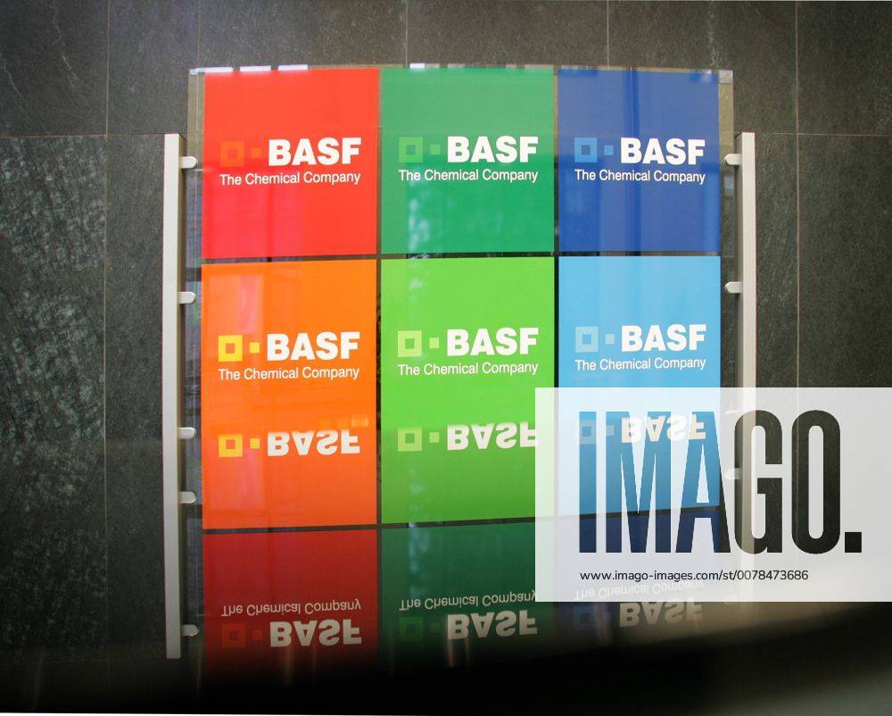 BASF-Logos am Empfang bei BASF Services Europe GmbH. Berlin ...