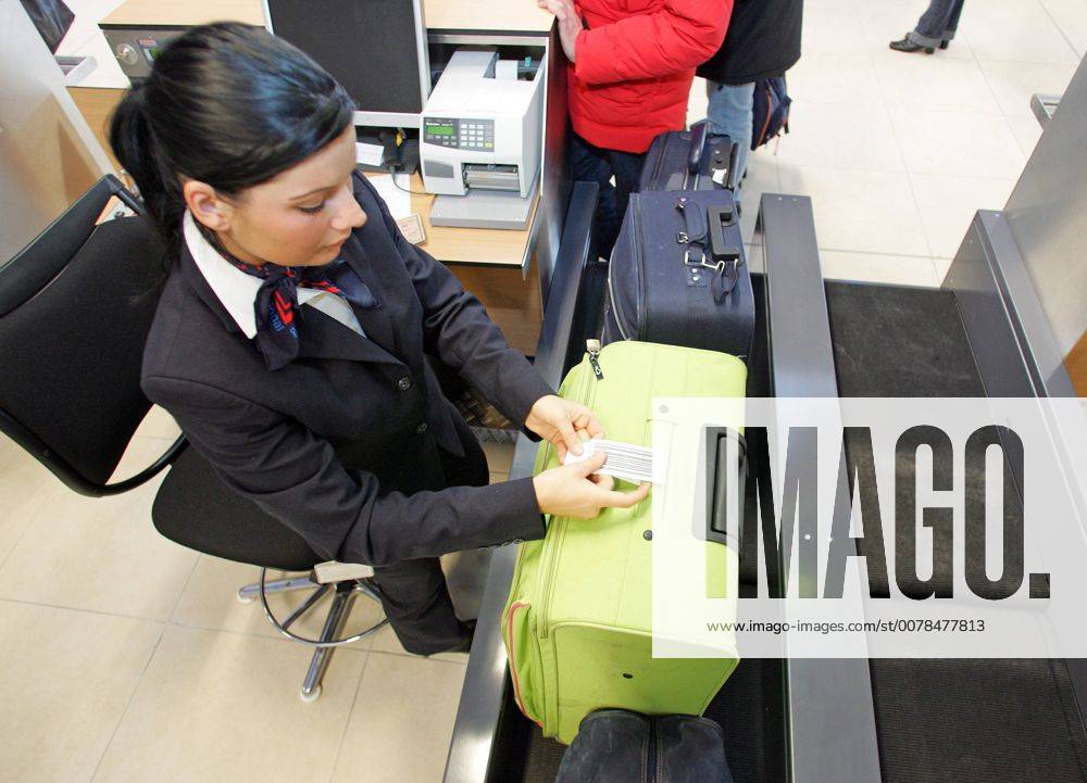 Check-In am Flughafen Schoenefeld . Berlin , 19.12.2005 , , , Berlin ...