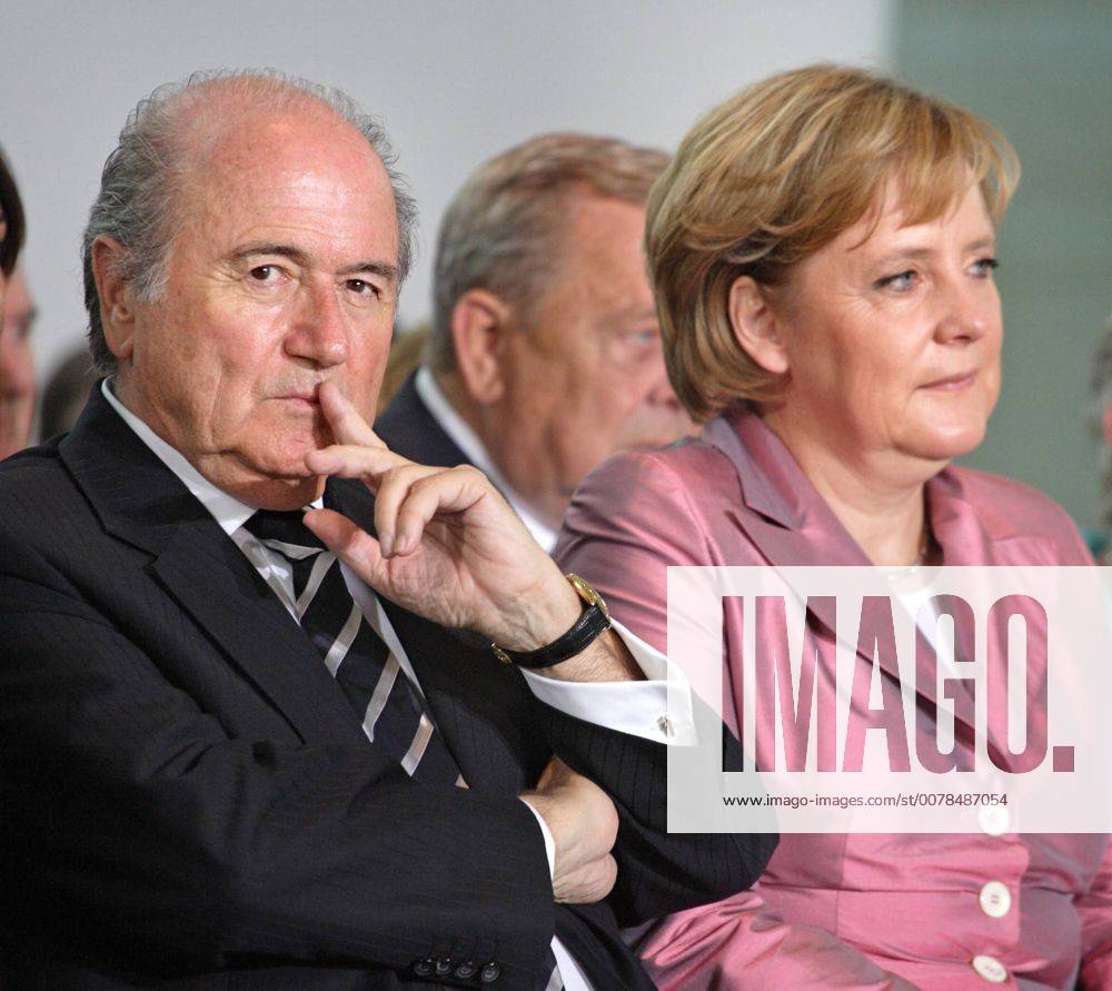 Joseph BLATTER, FIFA Praesident, und Angela MERKEL, Bundeskanzlerin und ...