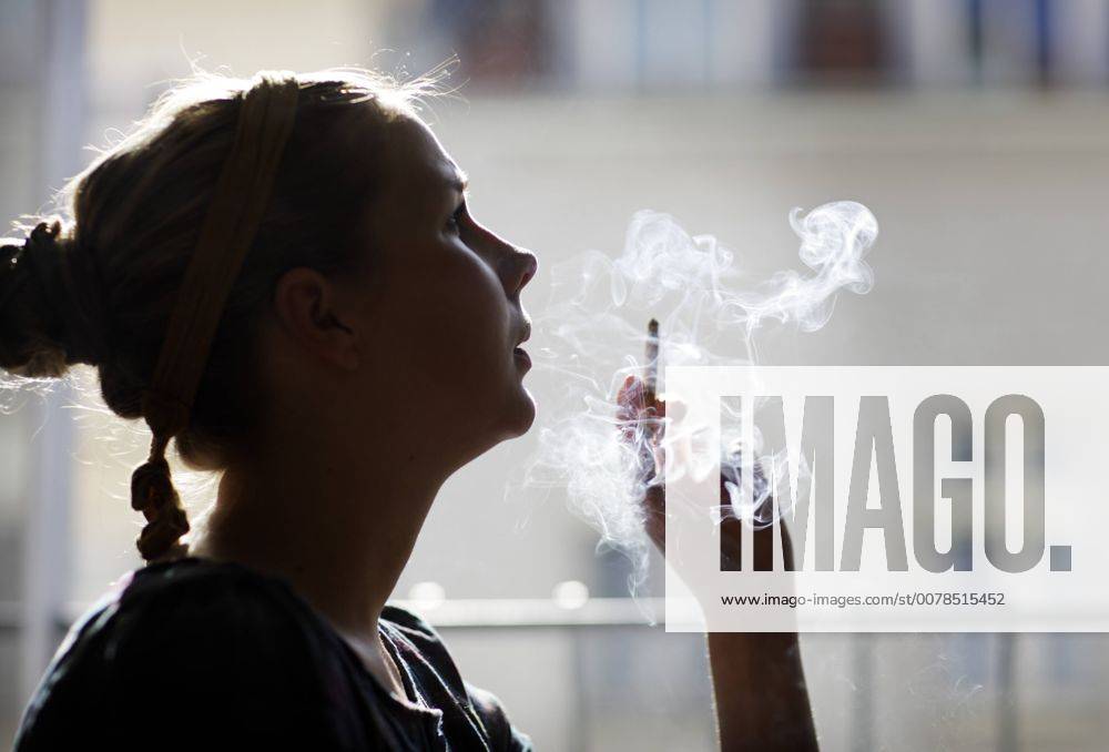 Raucherin . Berlin , Deutschland . Female smoker . Berlin , Germany ...