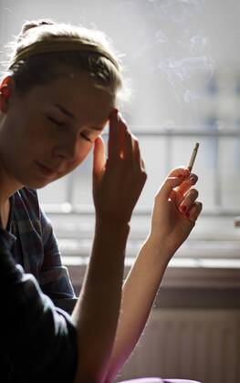 Raucherin . Berlin, Deutschland . Female smoker . Berlin, Germany . 26. ...