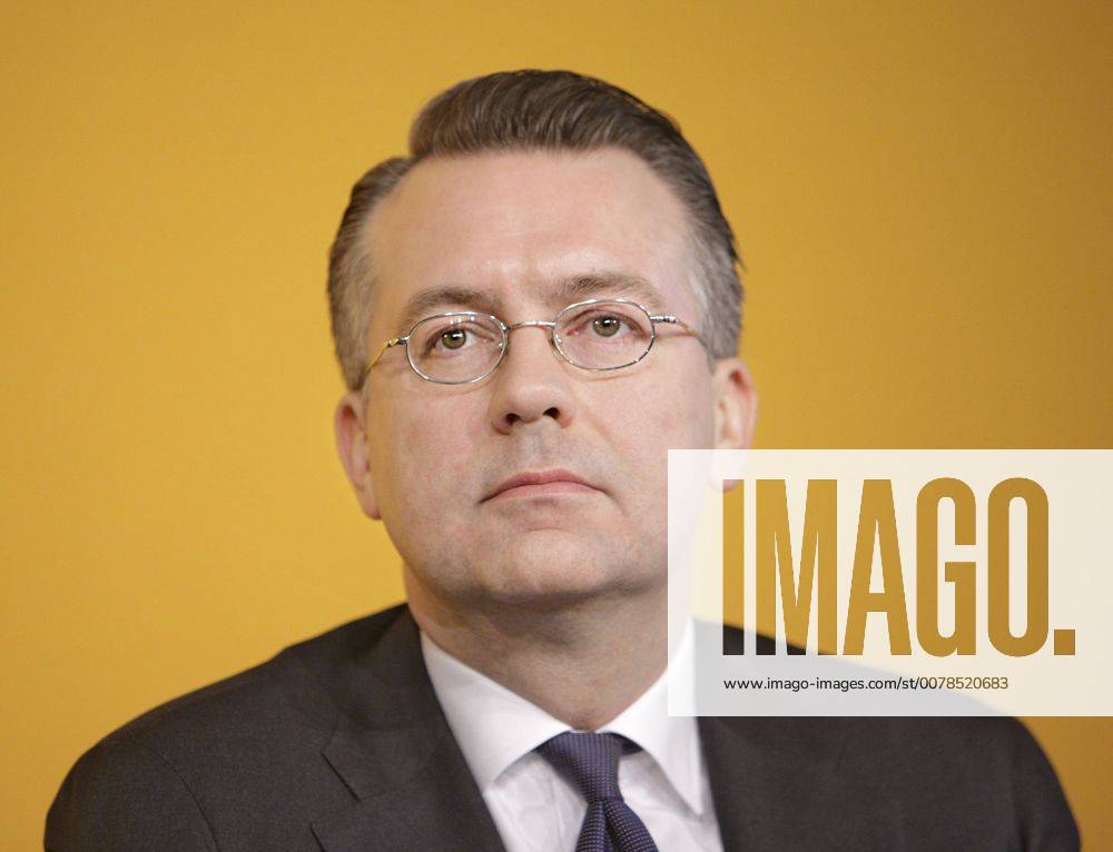 Alan HIPPE, Continental-Finanzvorstand, auf einer Pressekonferenz im ...