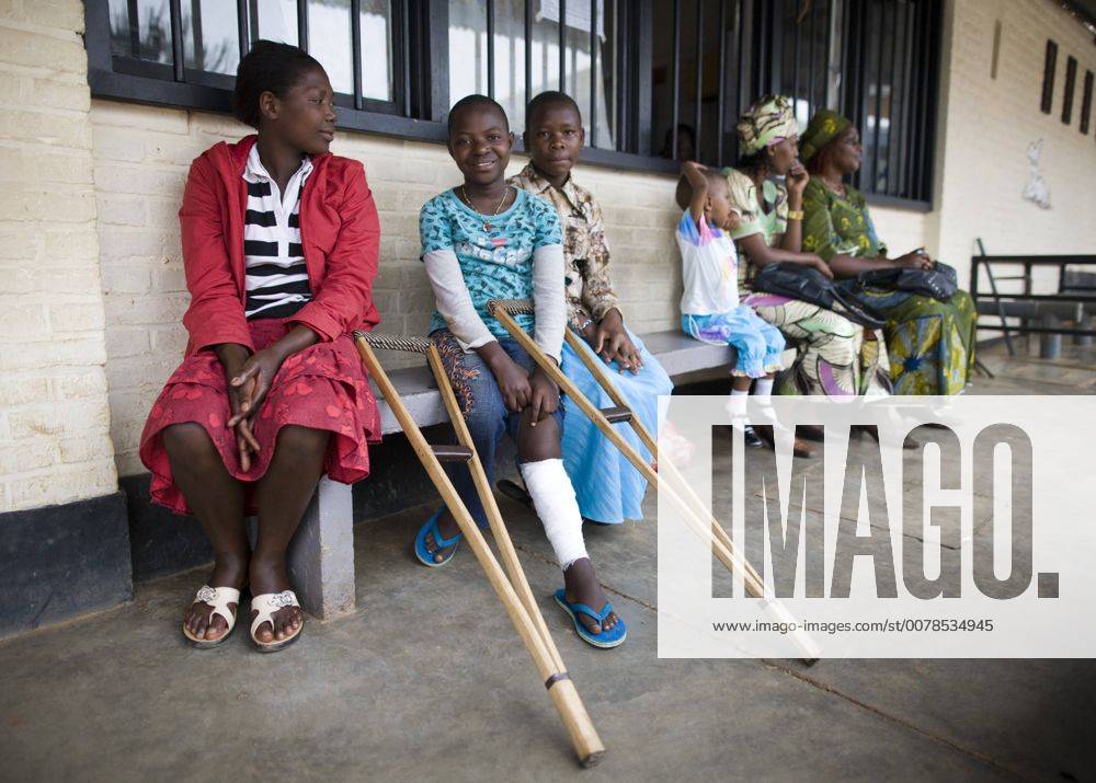 Patienten vor dem CHUK Krankenhaus in Kigali ( Centre Hospitalier de ...