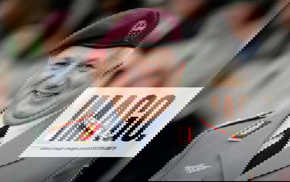 Generalmajor Werner FREERS, Inspekteur des Heeres die Front ab. Bonn ...