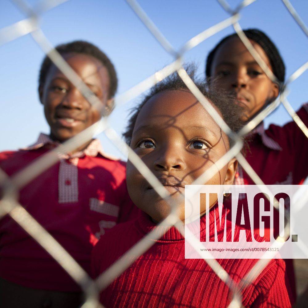 Zaungaeste - Bolzplatz im Township Winterveld . Winterveld , Suedafrika ...